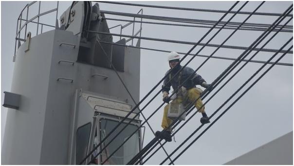 PINOY SEAFARER: Crane Wire Greasing