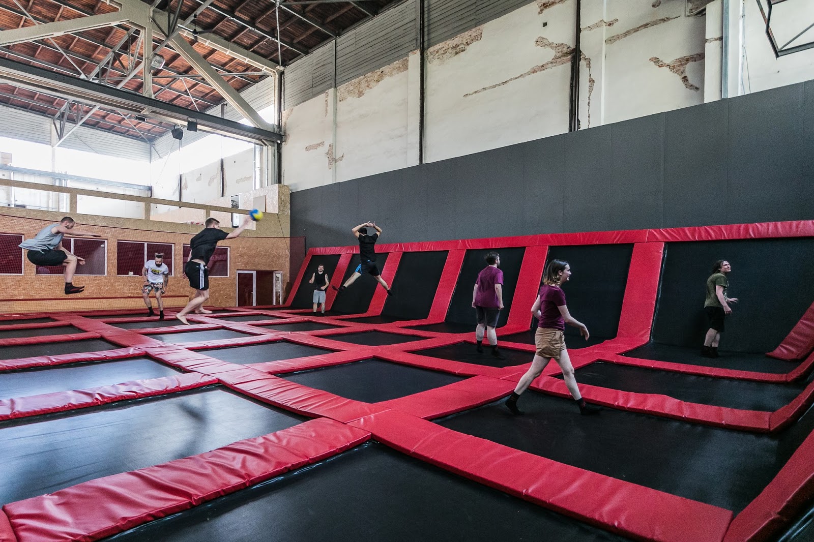 Ważne miejsca w Warszawie: Hangar 646 czyli pierwszy park trampolin w ...