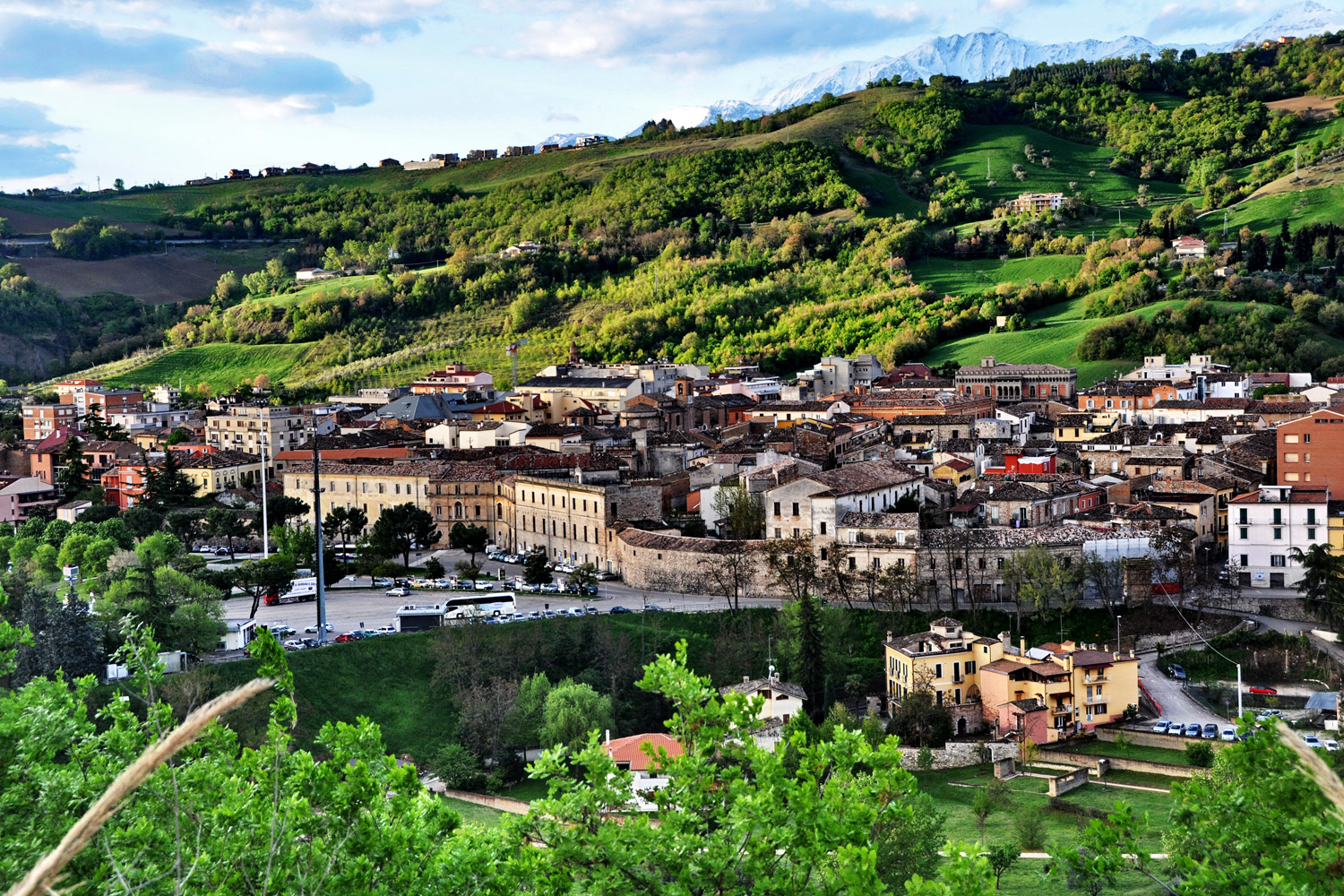 Paesaggio Teramano, rivista redatta da Sergio Scacchia: Colline verdi ...