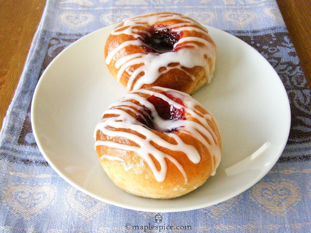 maple•spice: Sweet Cinnamon Berry Buns