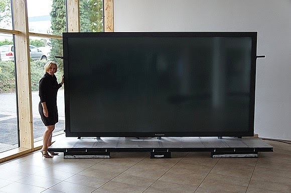 Simprão de tudo...: Está a venda a maior TV do mundo. Absurdo o tamanho ...