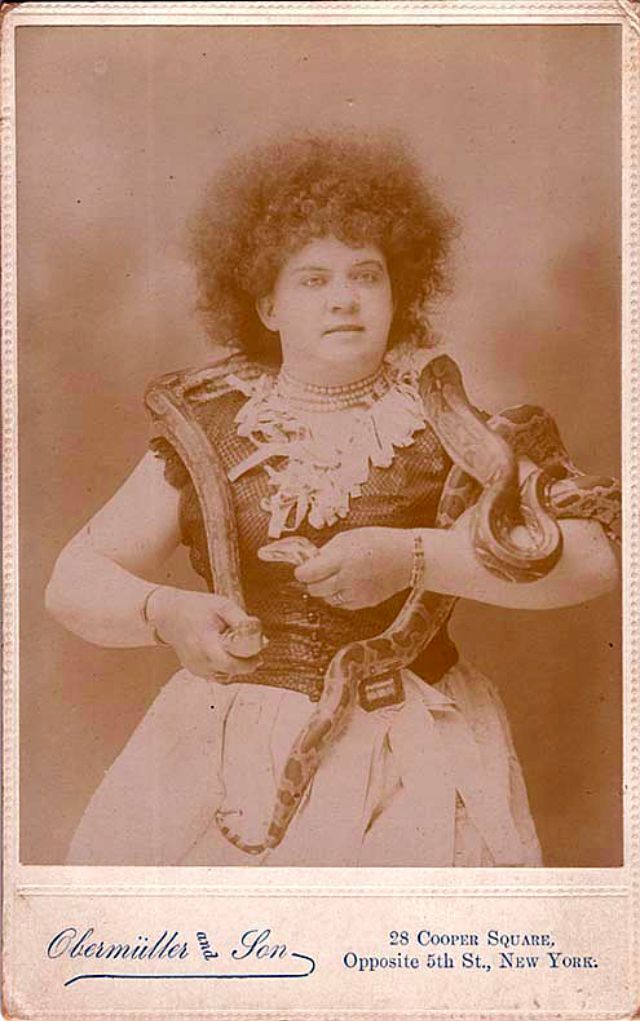 33 Amazing Vintage Photos of Female Circus Snake Charmers From the ...