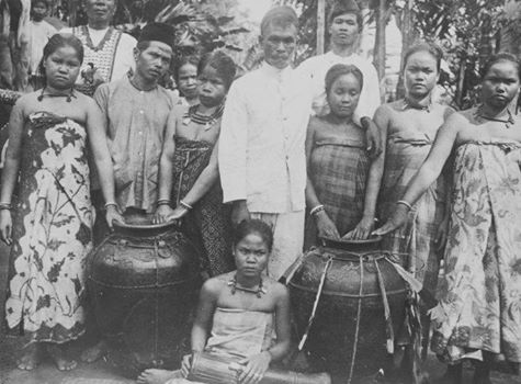 Tajau (tempayan) yang berfungsi sebagai mas kawin oleh masyarakat ...