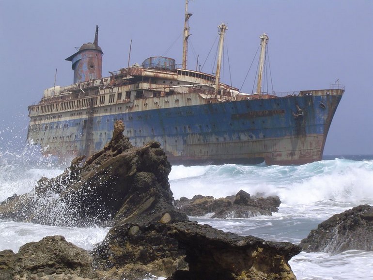 30 World’s Most Fascinating Shipwrecks - Amazing Photo World