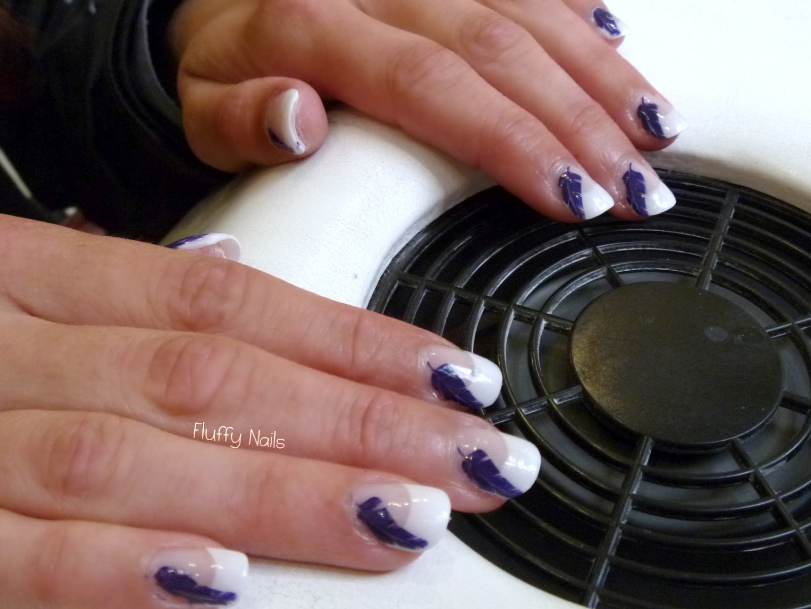 Fluffy Nails: Pose 27: capsules French avec nail-art Plumes / Gel nails ...