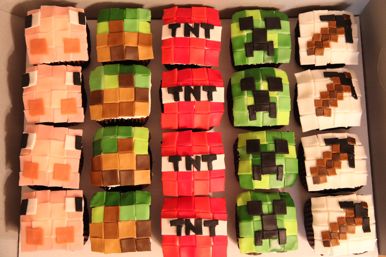 the cake box girls: Minecraft cupcakes