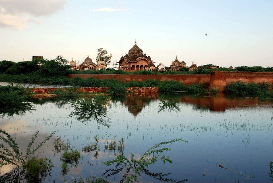 Dandavat pranams - All glories to Srila Prabhupada: Kusum Sarovar ...