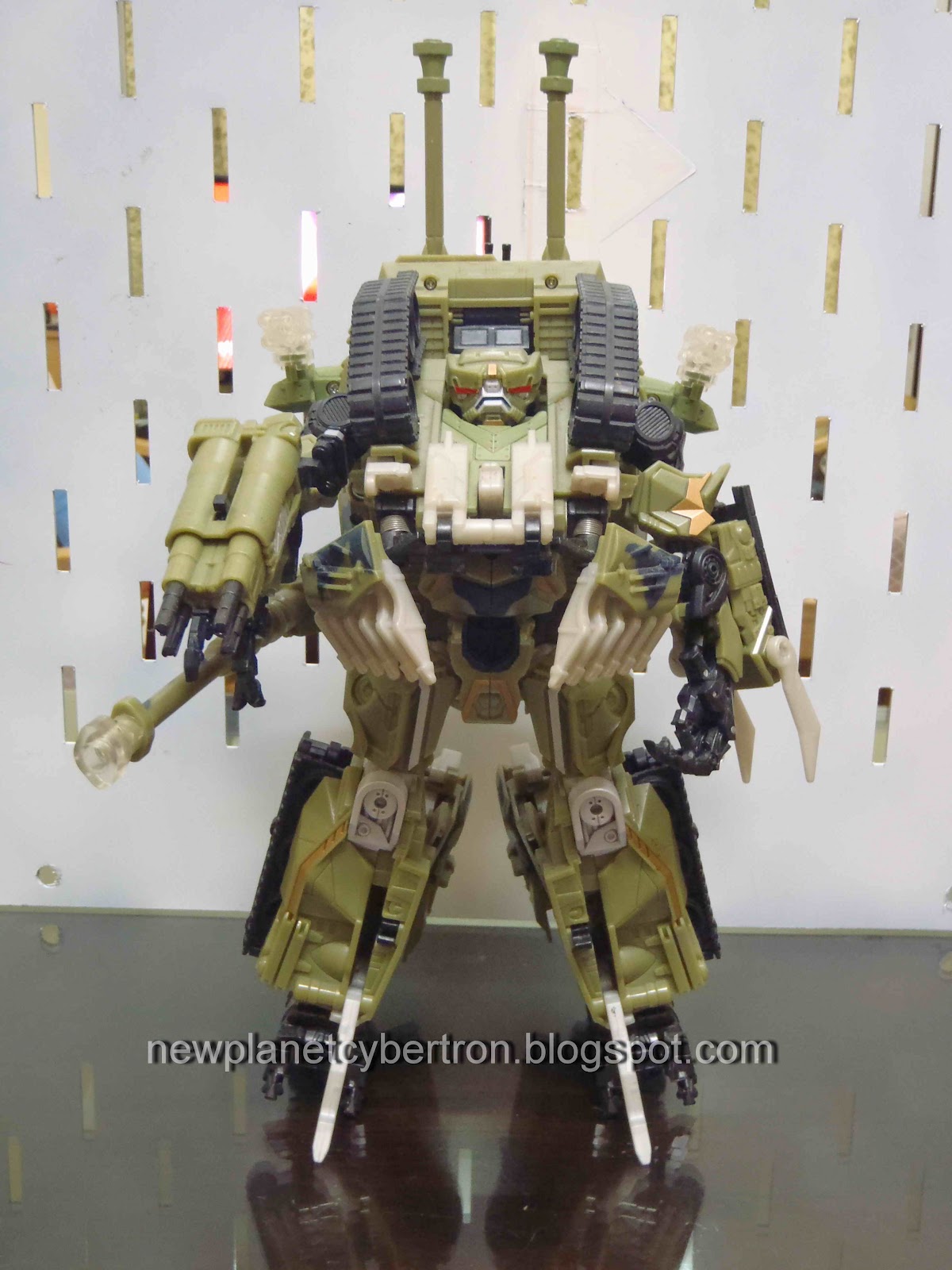 New Planet Cybertron: Transformers Review: Brawl (2007 Movie Leader)