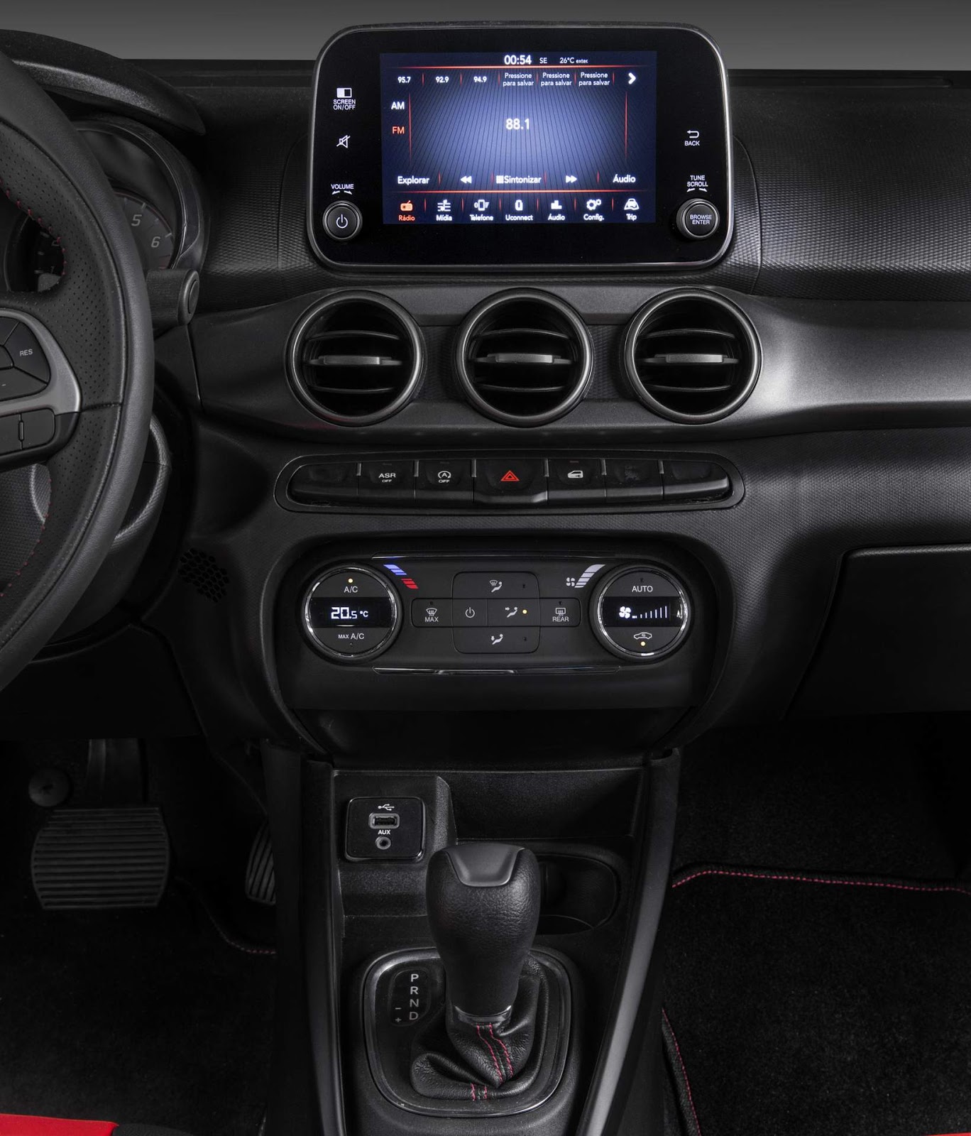 Fiat Cronos Sport mantém motor antigo e ganha enfeites