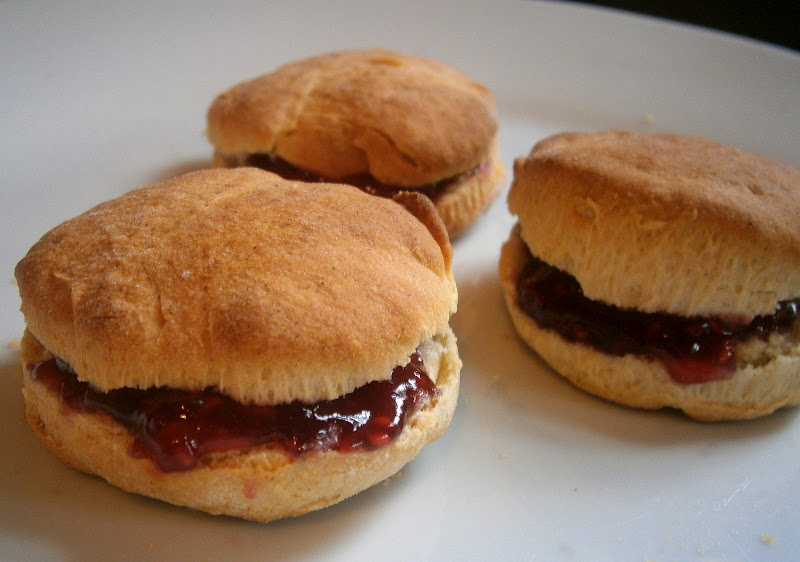 Eat Rainbow Love: Sweet scones with raspberry jam