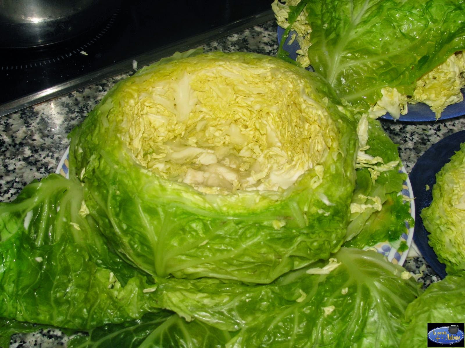 Rehogamos un poco del repollo picado con la cebolla y el pimiento verde.