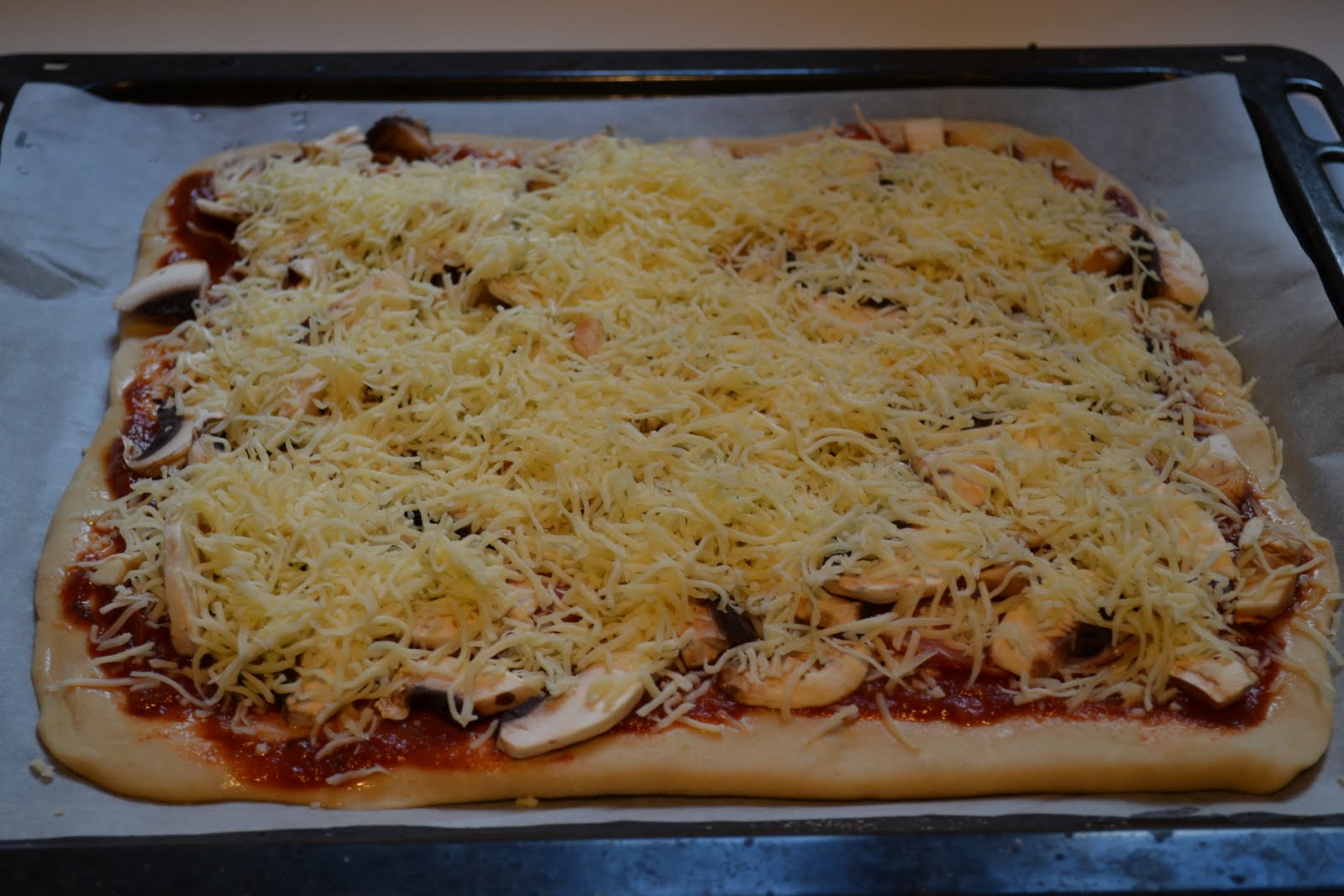 Pizza champignons, bacon et gruyère