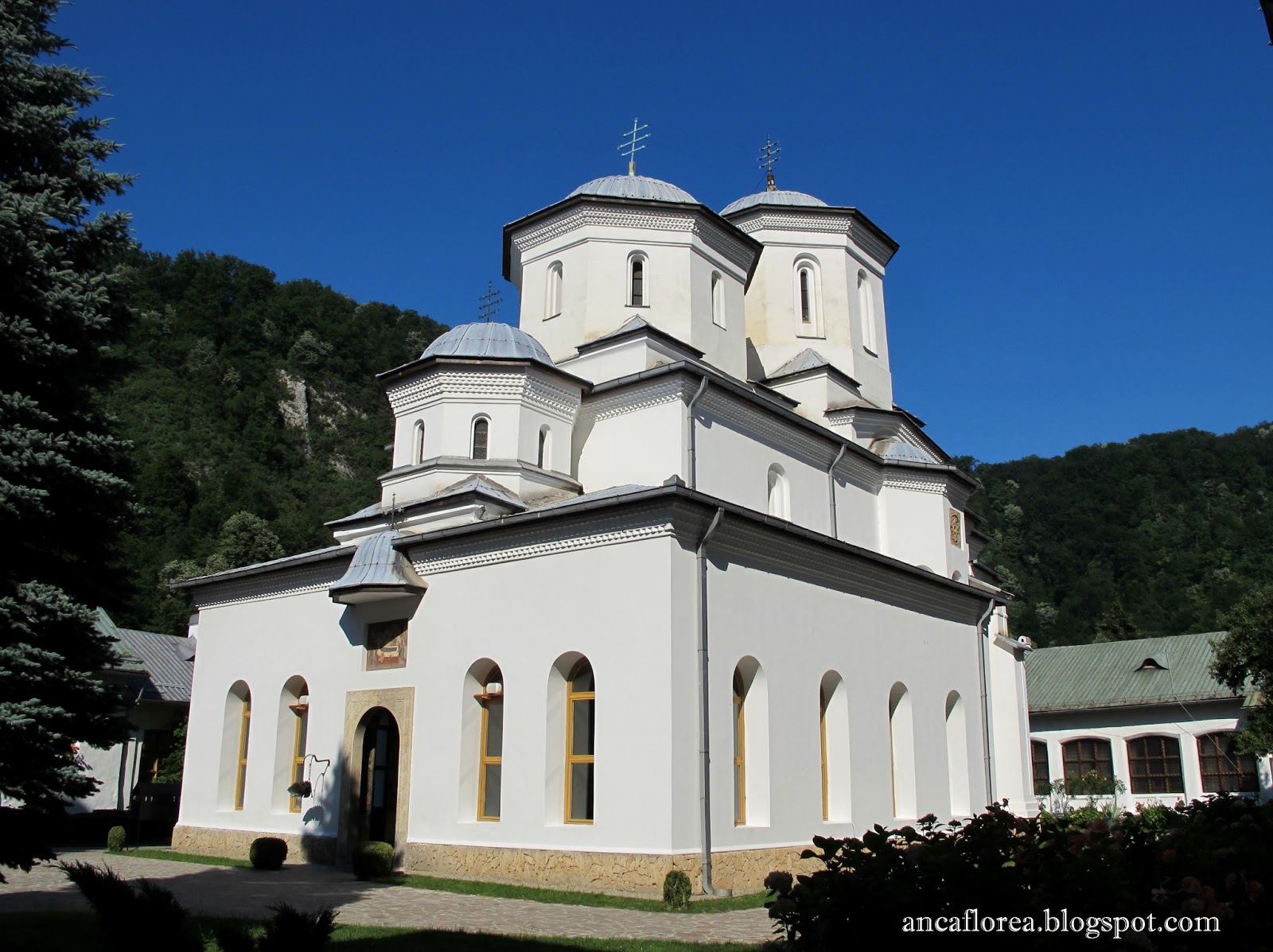 destinatiidevacanta.blogspot.com: Mănăstirea Tismana