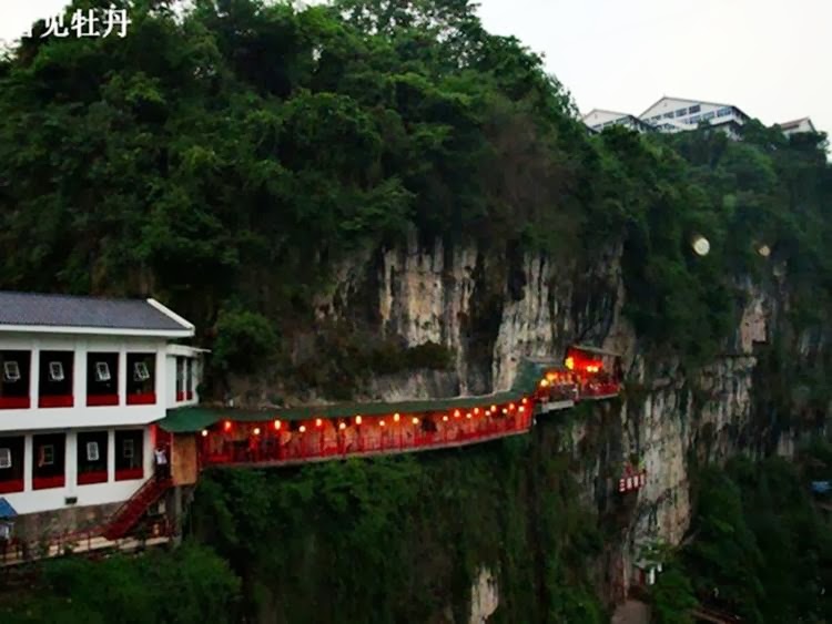 Mail2Day: Unusual Hanging Restaurant in China (9 pics)