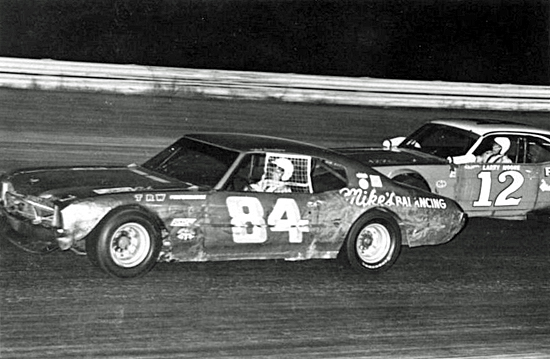 Midwest Racing Archives: 1972 - Senneker passes field to win