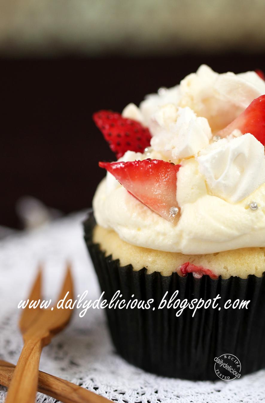 dailydelicious thai: Eton mess cupcakes: Strawberry meringue cupcakes