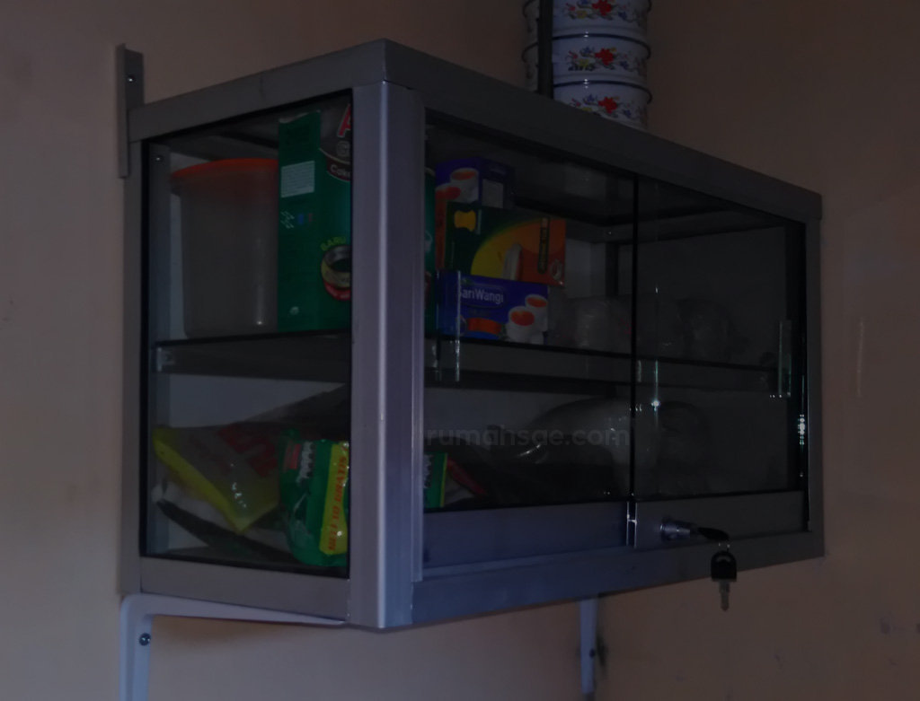 Kitchen Set Elegan dari Etalase Kaca - Rumah Sae