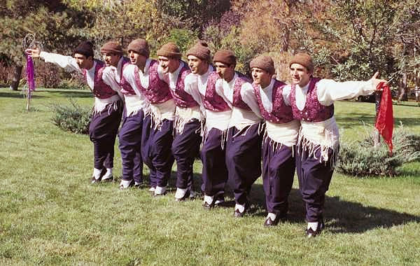 Halay nedir? Halay çekmek ne demektir? Anlamı - Laf Sözlük