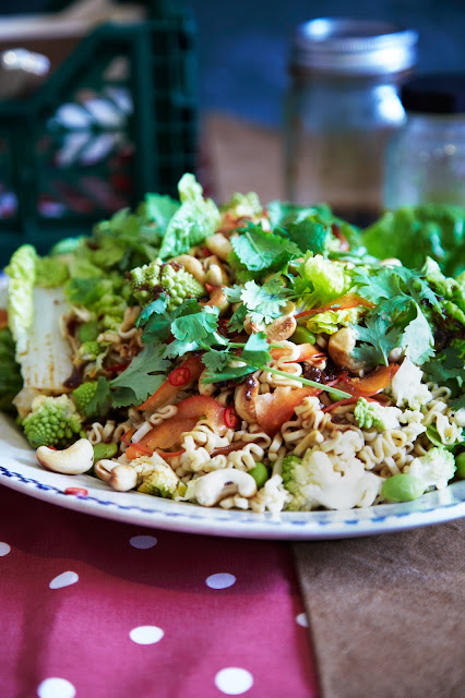 Foodieeater: Sprød og nem salat med nudler og bønner