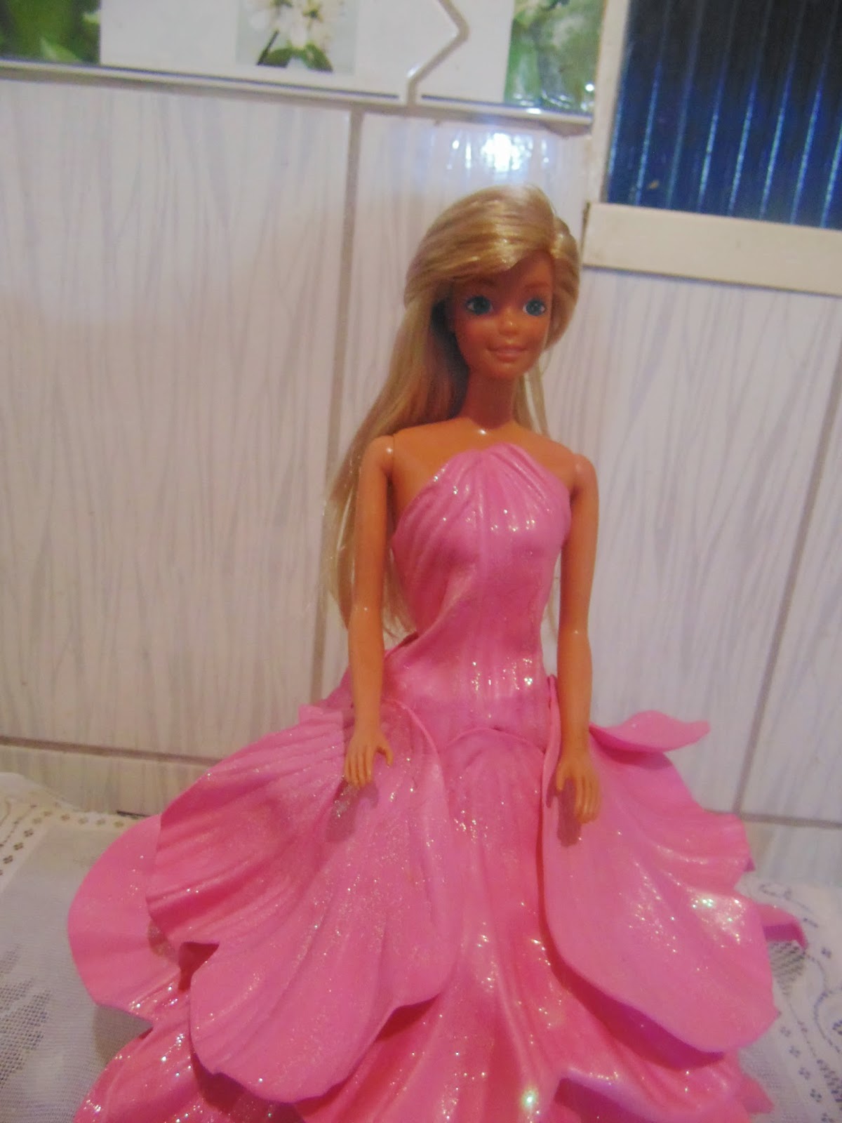 KM - Artes em EVA: Boneca Barbie com vestido feito emEVA rosa com glitter