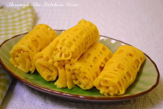 Through The Kitchen Door: Curry Chicken With Roti Jala