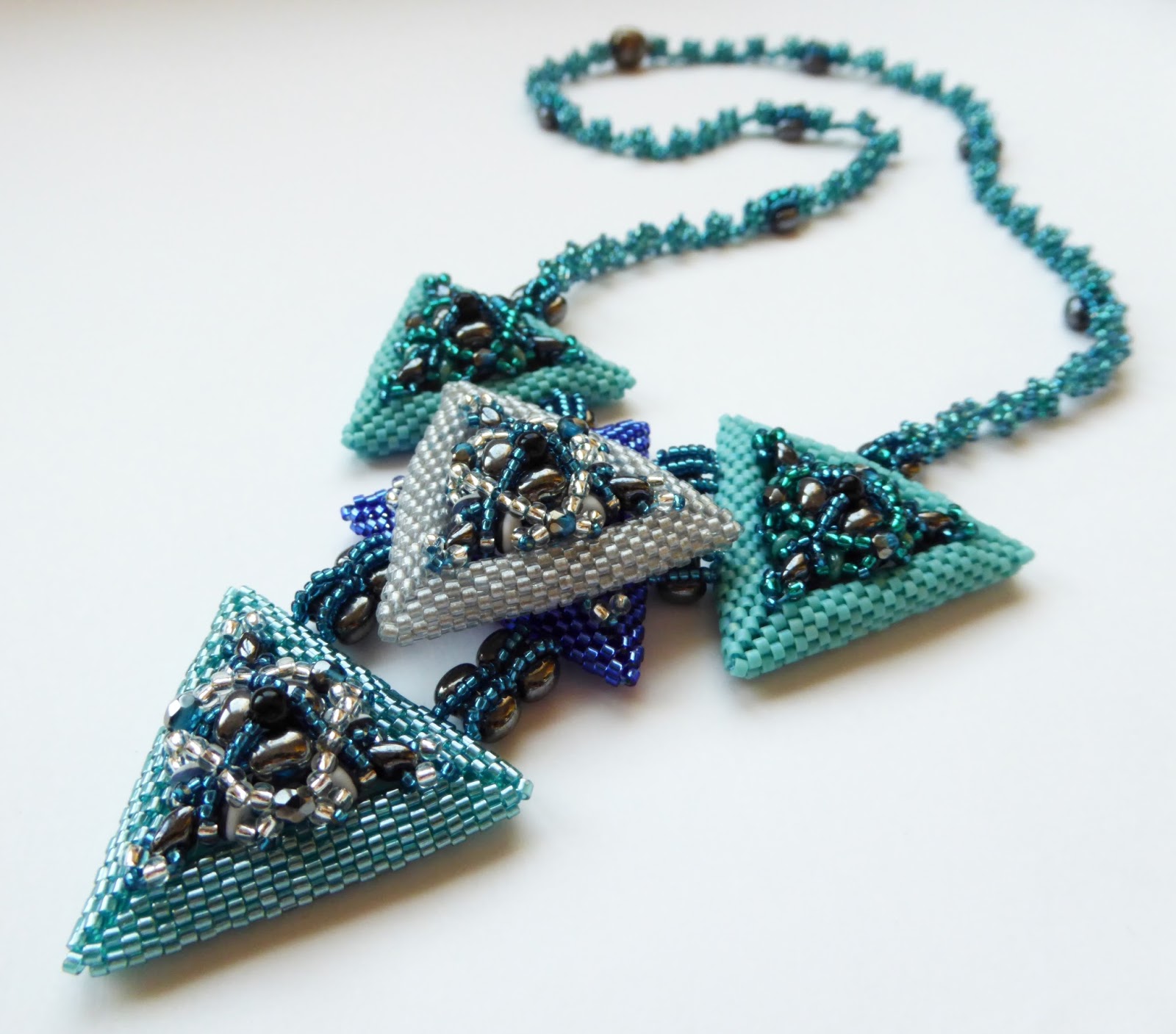 Fürther Perlenkunst: Halskette "Fancy Triangle" mit Anleitung