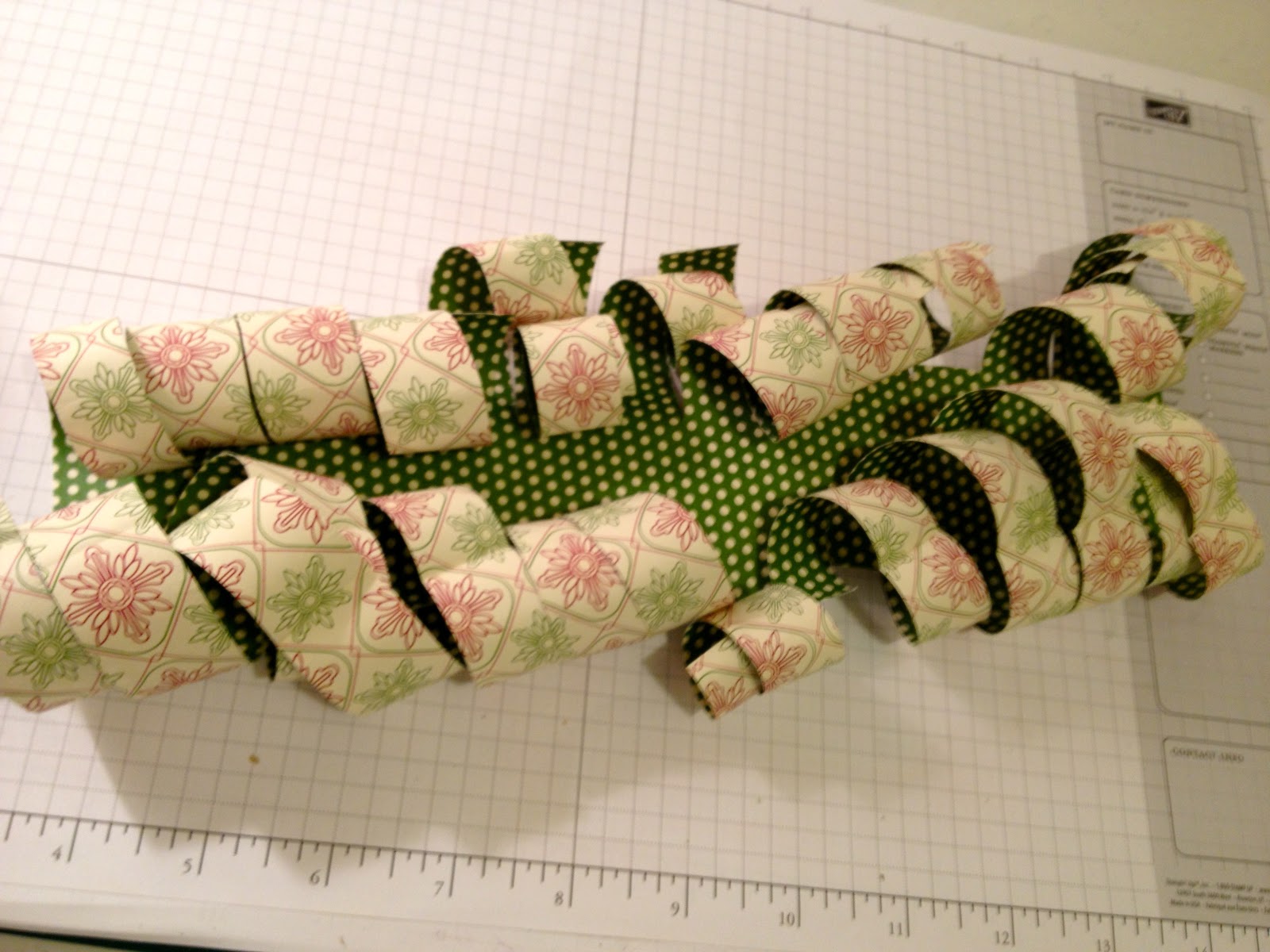 Squeeze Your Creative Juice: Curled Paper Bows