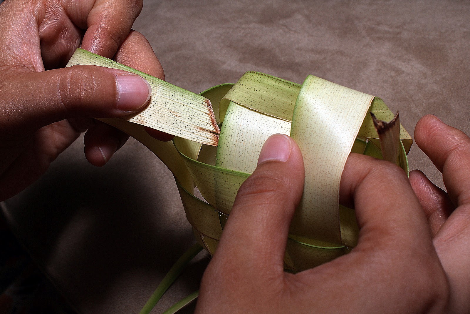 make me fresh: Cara menganyam ketupat bawang