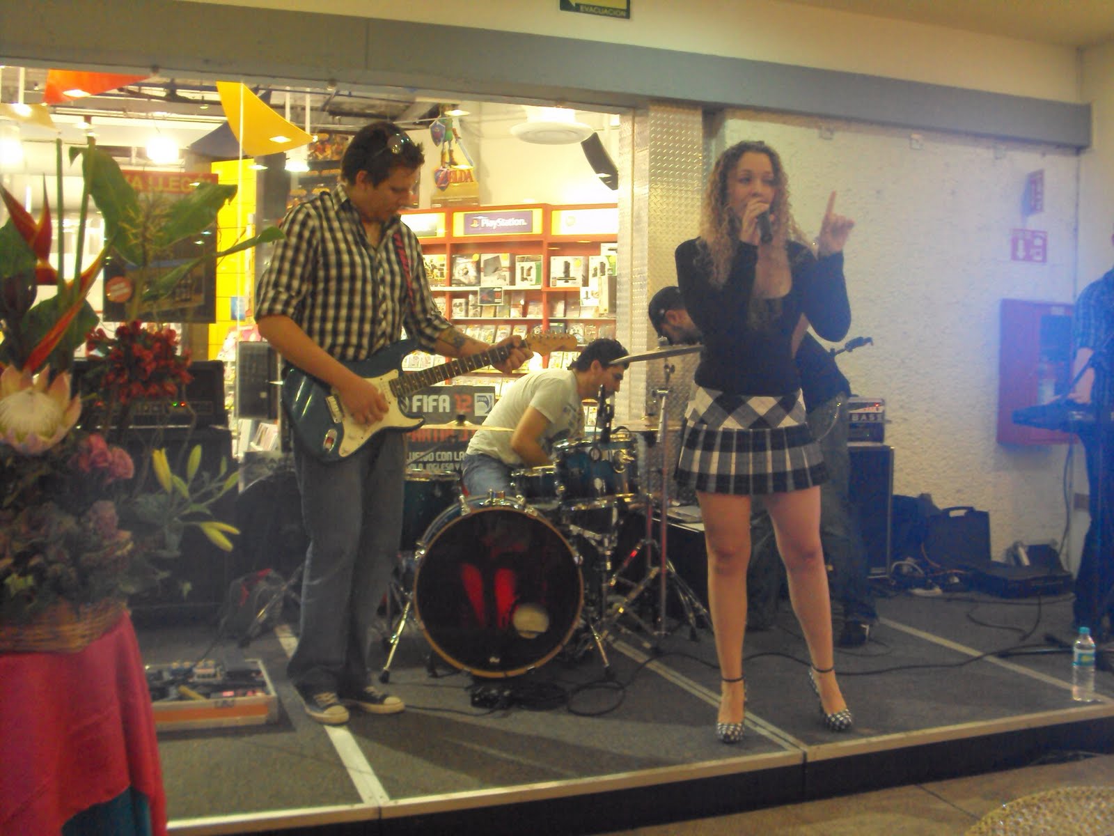 ASAMBLEA AL VAPOR: STÉPHANIE GÉRARD SINGING THE BEATLES