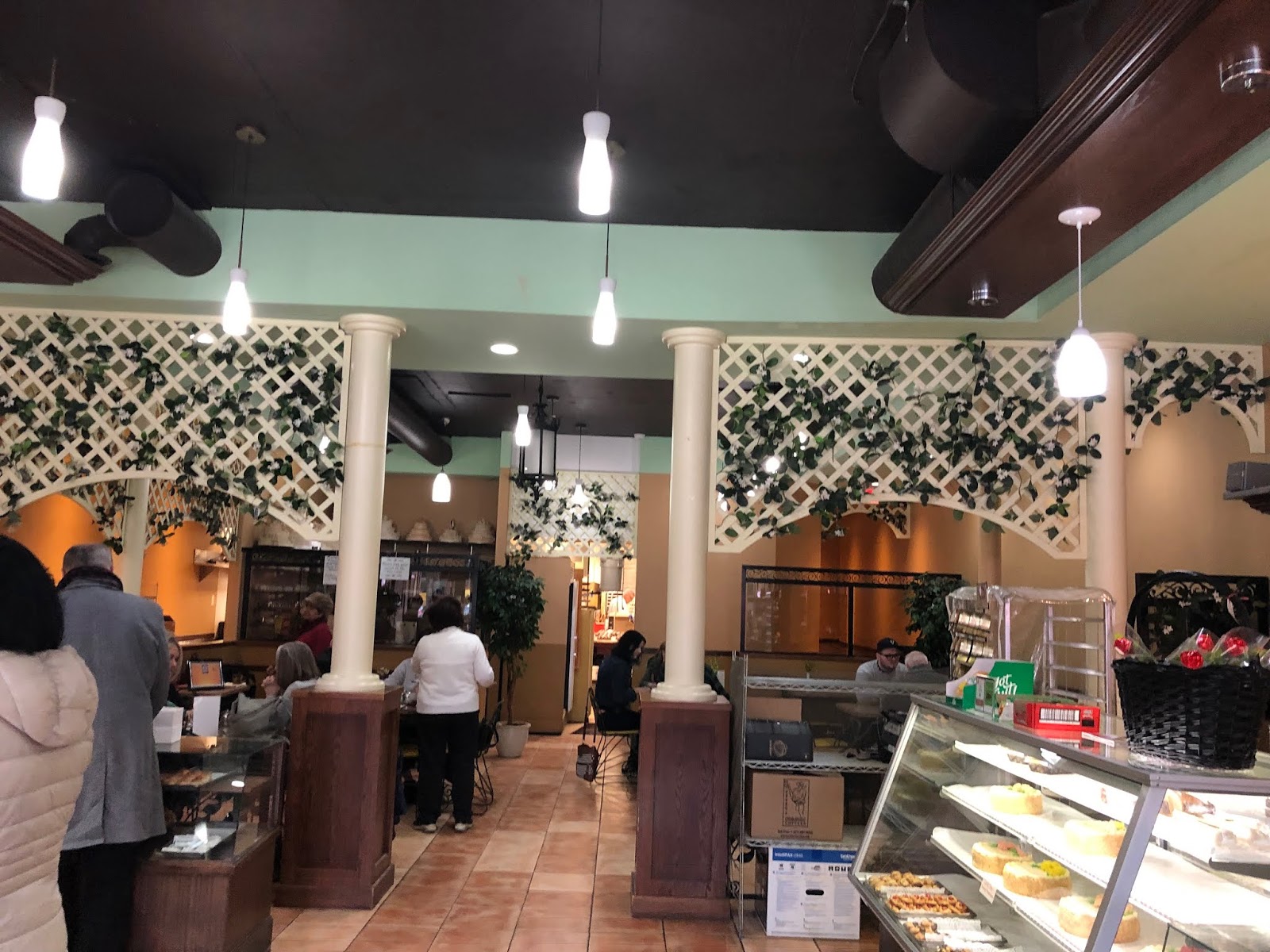 溫哥華的甜鹽巴小姐: 【溫哥華美食】傳說中的外交官蛋糕 @ Bon Ton Pastry & Confectionery Cakes