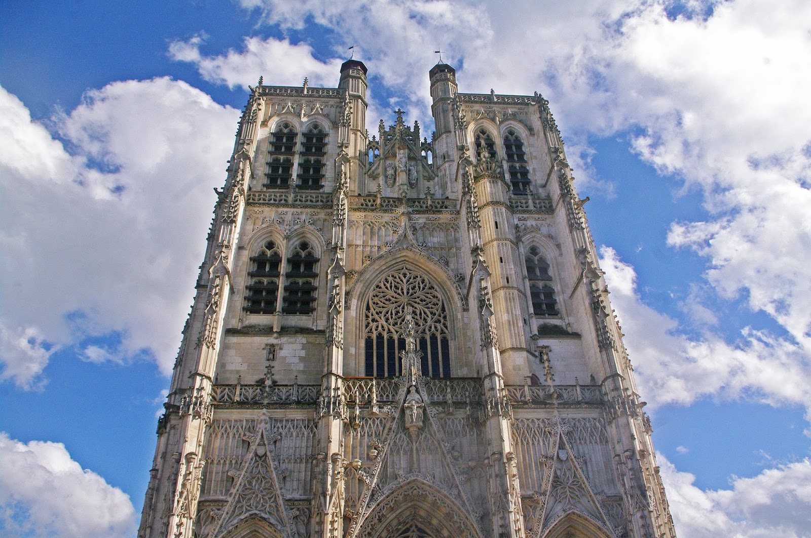 Images de France.: PICARDIE : LA COLLEGIALE SAINT VULFRAN à ABBEVILLE.