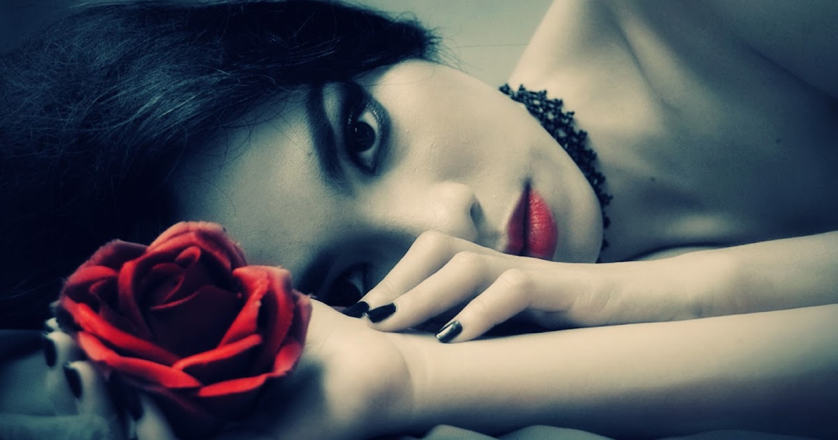 Chica acostada con una flor en la mano | Muyayo.es