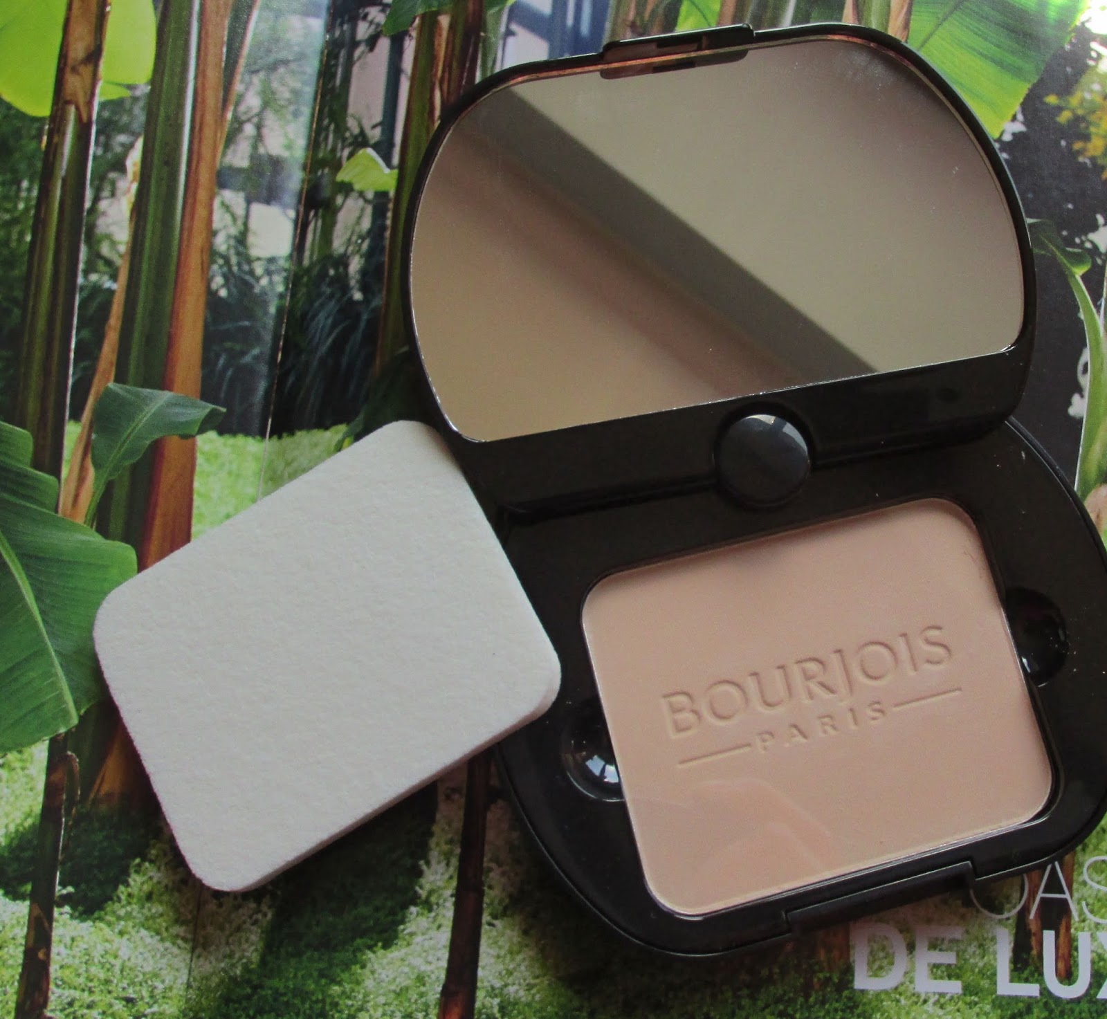 Miskasiska25: Bourjois Paris Silk Edition Compact Powder