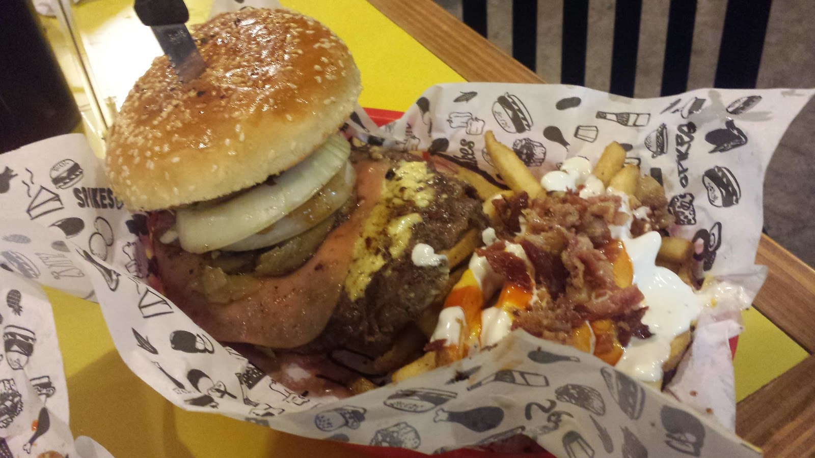 Al filo de la mesa: Spike's Burgers & Alitas