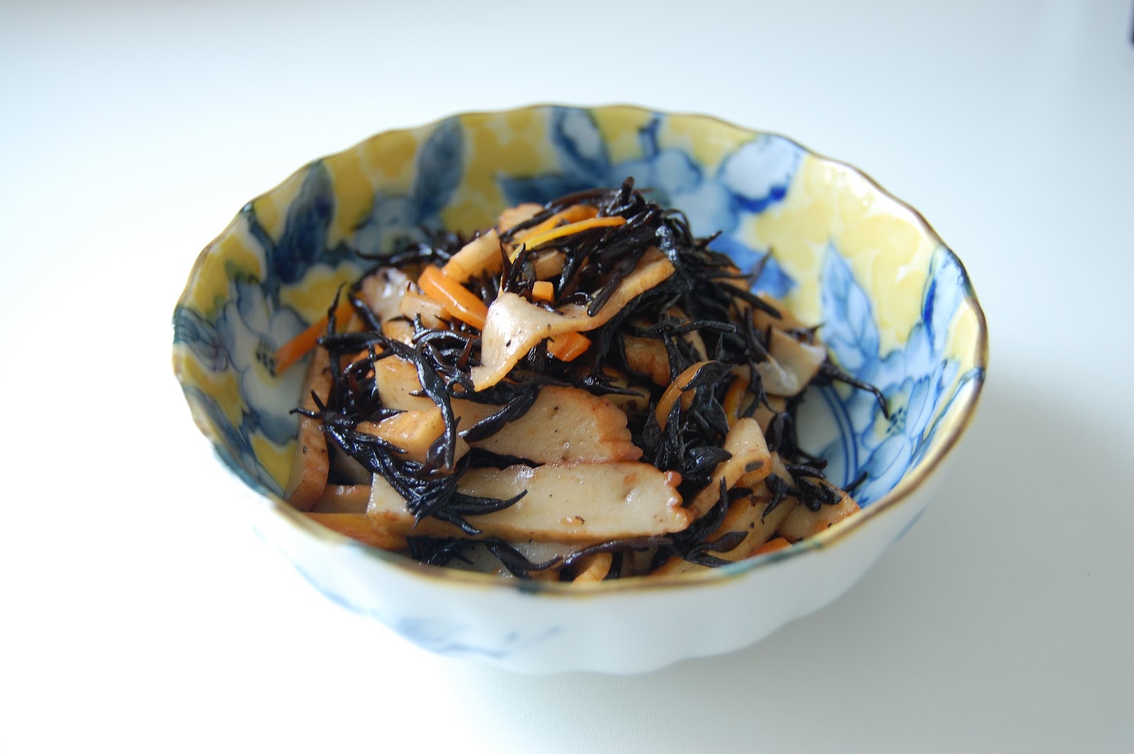 Satsumaage Hijiki Nimono さつま揚げとひじきの煮物 - MASAKAN JEPANG