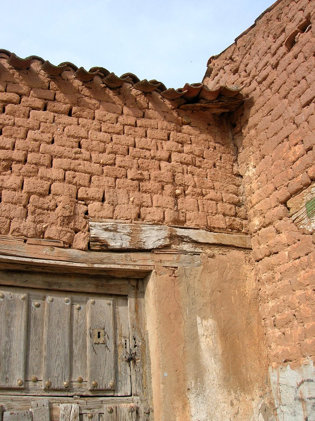 El son del álamo: Adobe, ladrillo y piedra