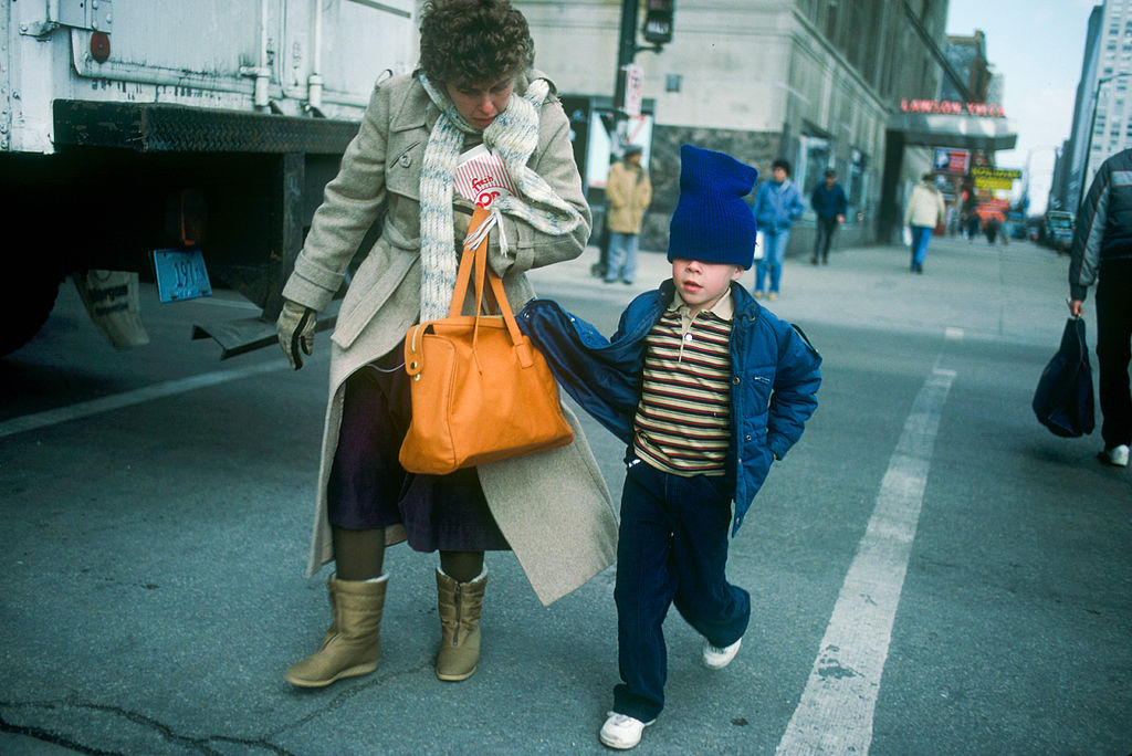 24 Stunning Photographs That Capture Street Scenes of Chicago in the ...