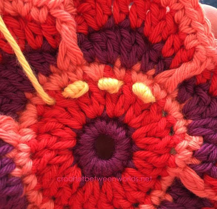 Crochet between worlds: Frida's Flowers CAL - Block 6 - Ring of Roses
