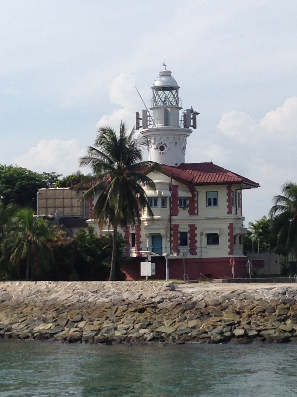 Singapore Trails: [Singapore Islands] Sultan Shoal Lighthouse