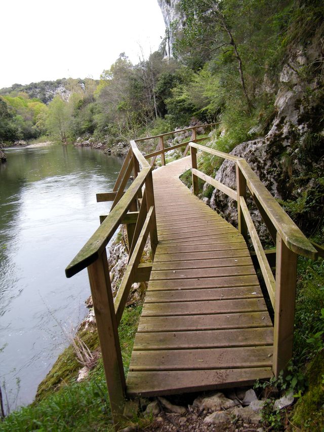 AZUL Y VERDE: LA SENDA FLUVIAL DEL NANSA