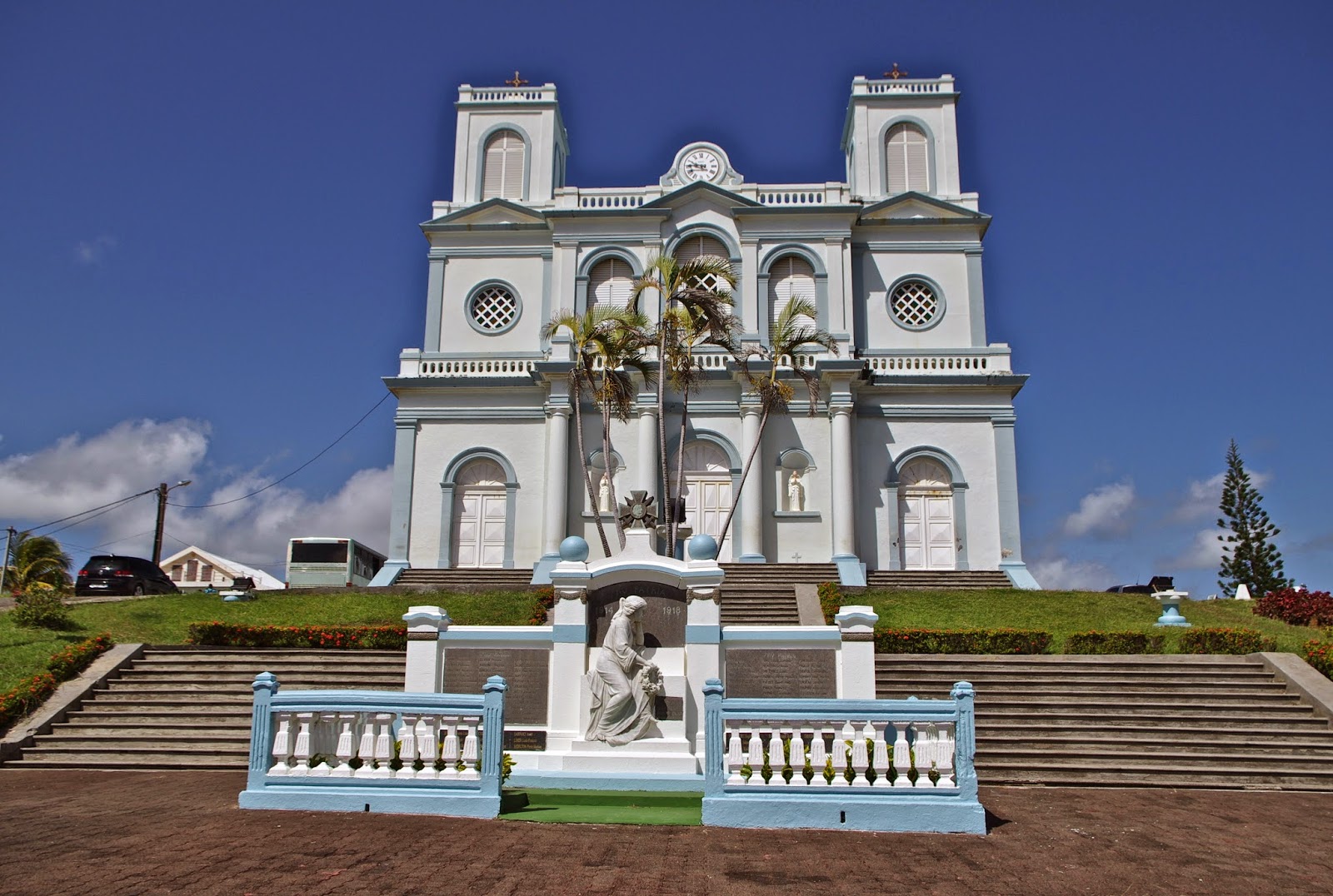 PHOTOS D'IL: Première expo " Les monuments aux morts de la Martinique"