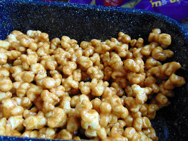Crunchy Caramel Corn Puffs