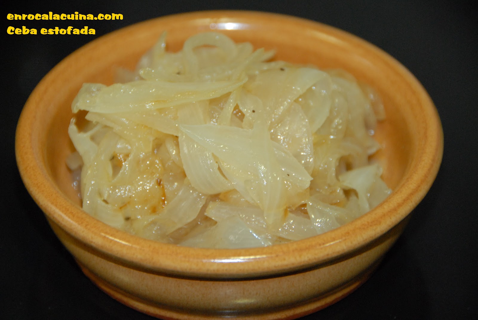 En Roc a la Cuina: Com estofar ceba en un tres i no res...