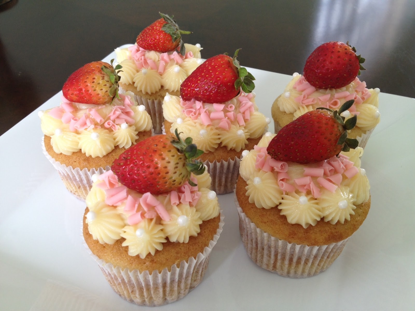 A Realidade da Cozinha: CUPCAKE DE MORANGO COM CHAMPAGNE