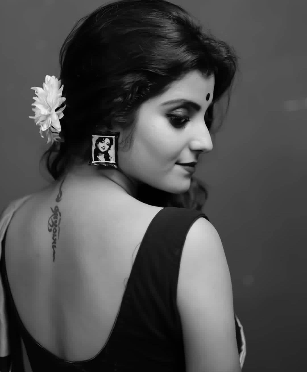 Indian Desi Girls Saree Poses For Instagram HD Collection - shoutoutly