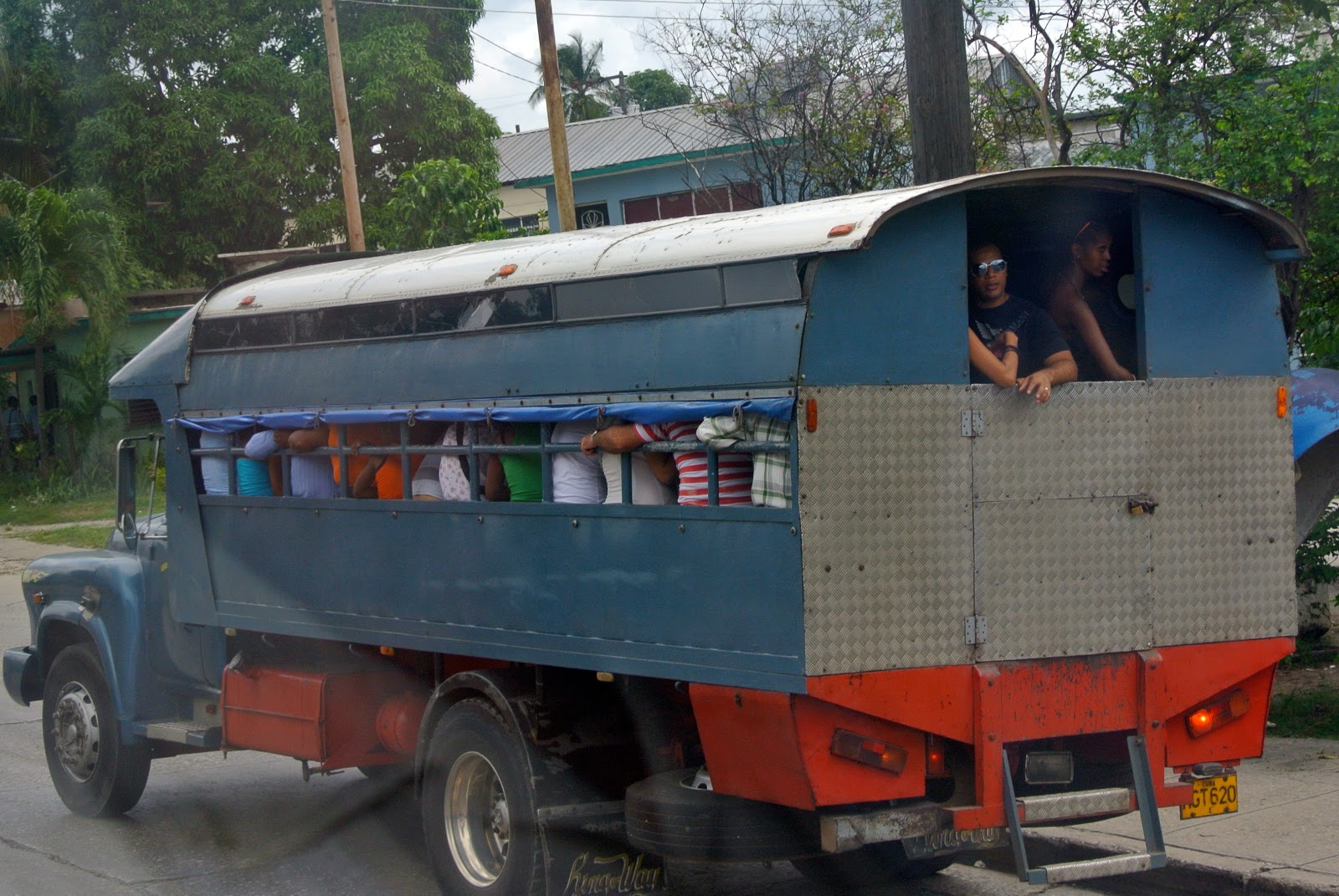 worldgrazer: Havana Tourist Buses are Asia de Cuba