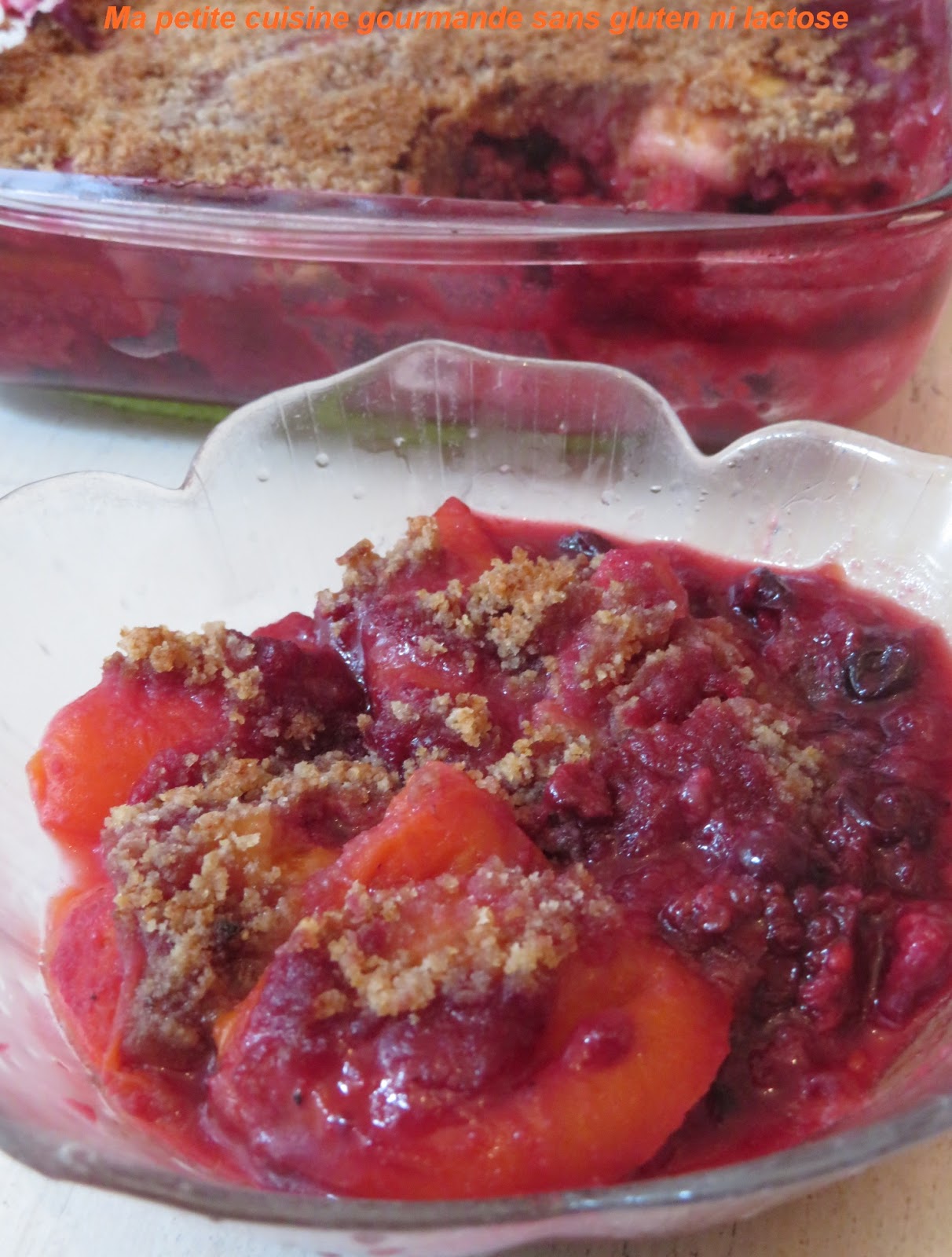 Crumble aux abricots, aux fruits rouges et à la noix de coco sans ...