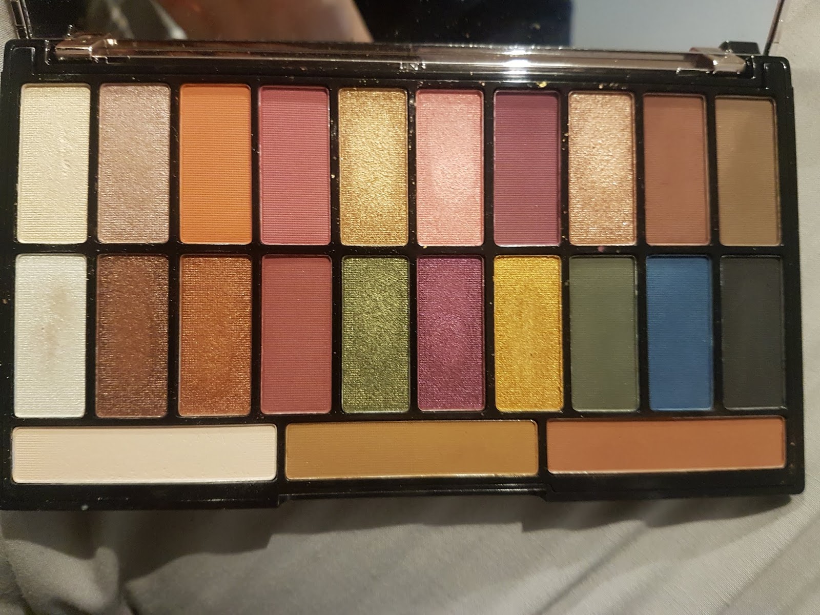 My drugstore eyeshadow palette collection - My makeup stash