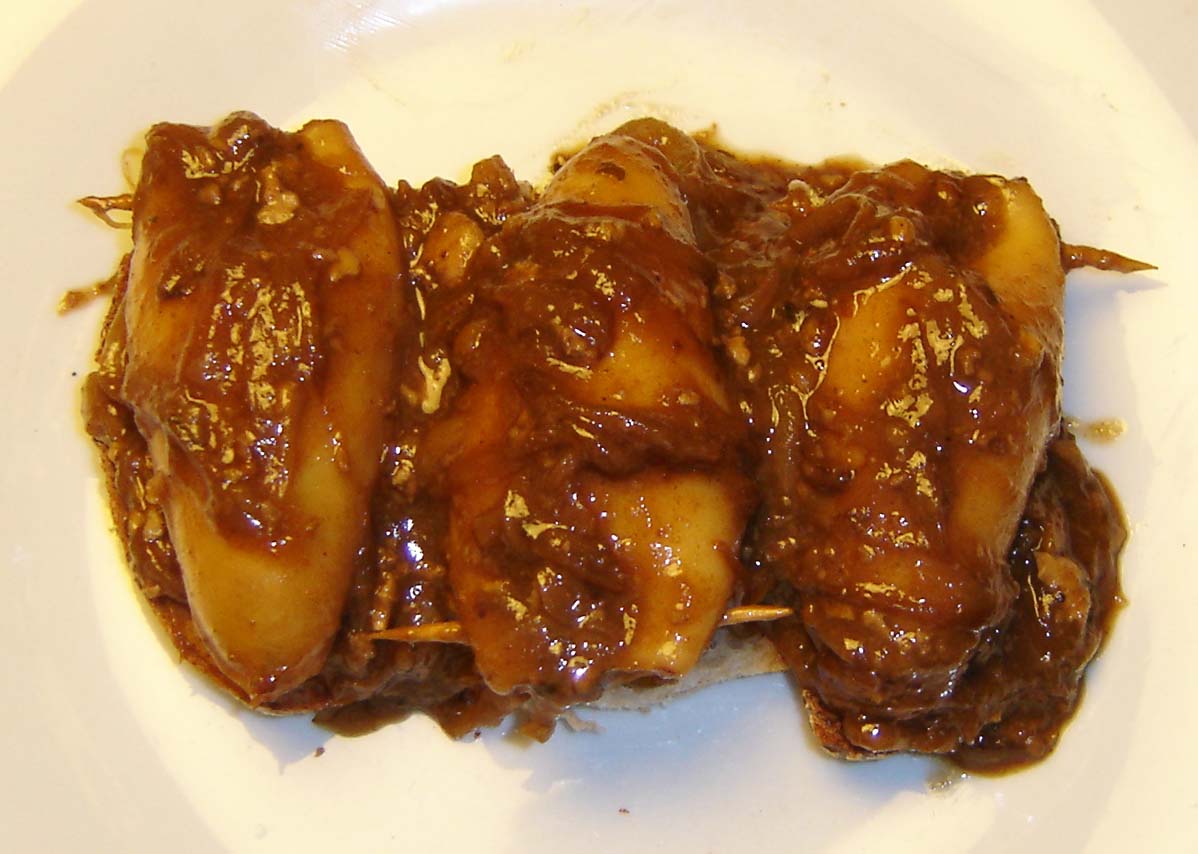 Calamars farcits amb ceba confitada i vermut.