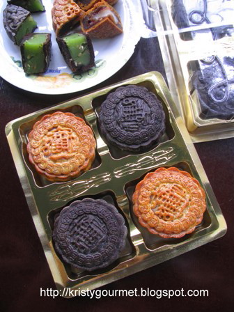 Traditional Baked Mooncake With Mochi Filling @ 传统广式月饼